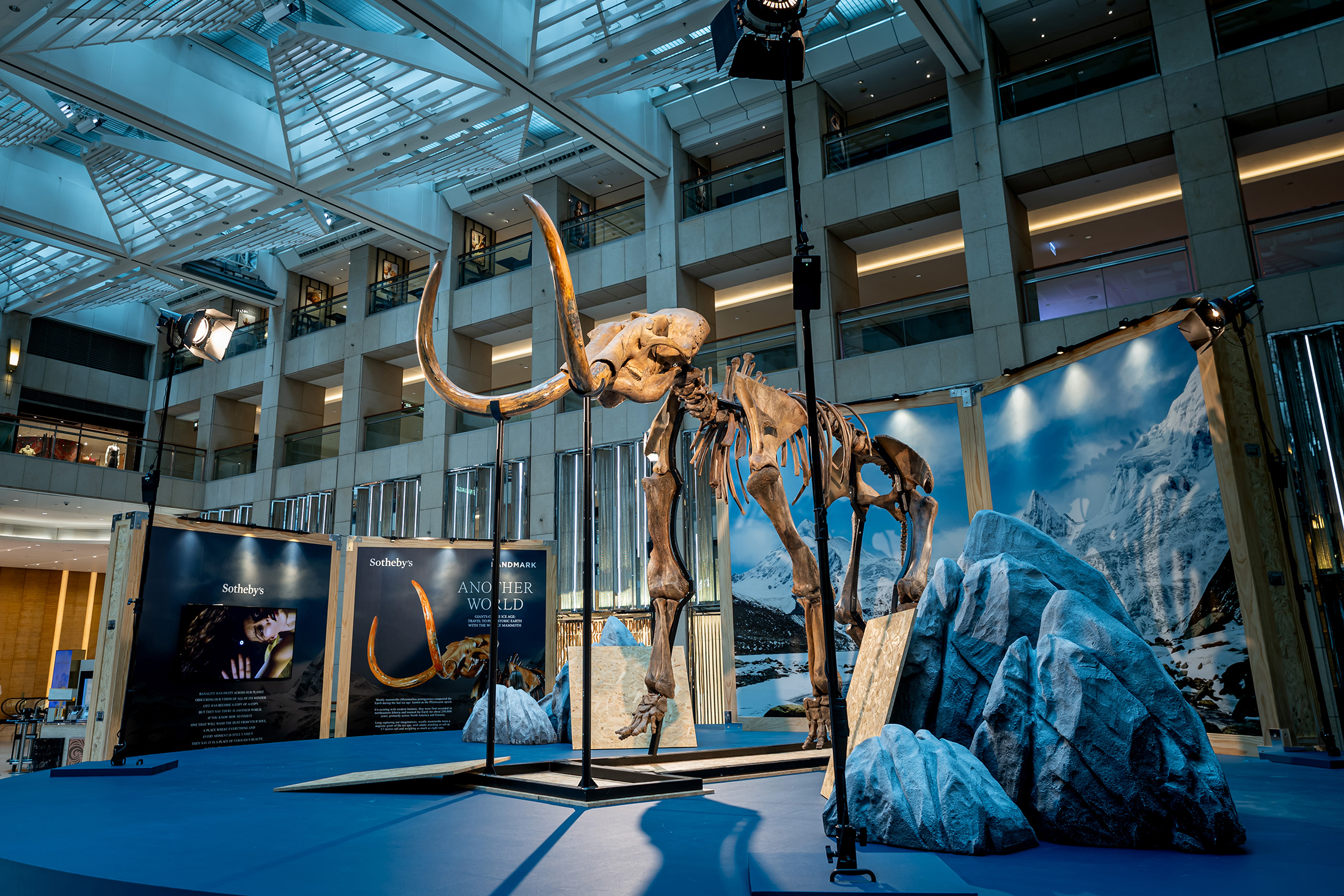 Giants of The Ice Age: Travel to Prehistoric Earth with The Woolly Mammoth
